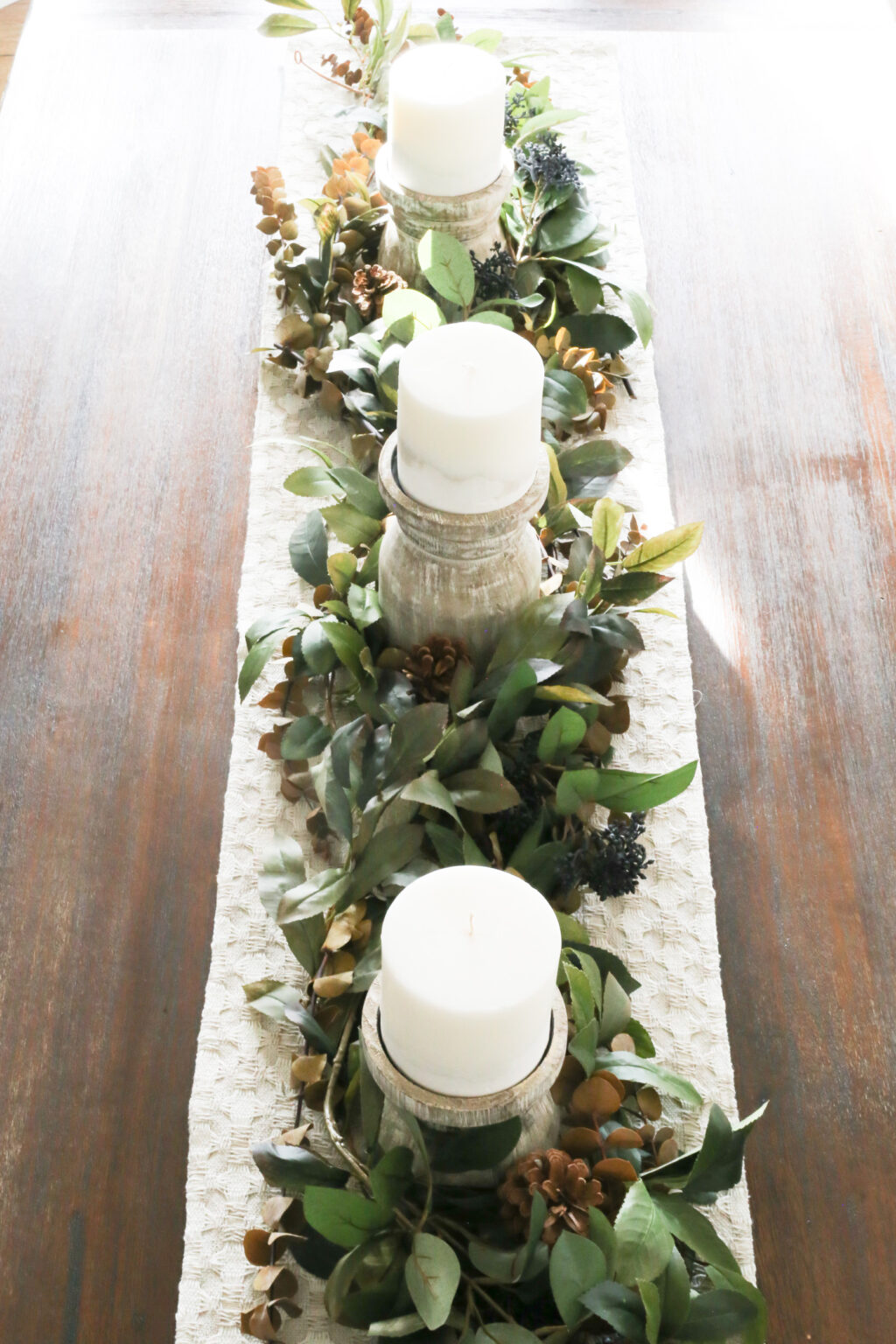 Frosty & Fresh Winter Centerpiece & Table Decor Ideas - The Unlikely ...