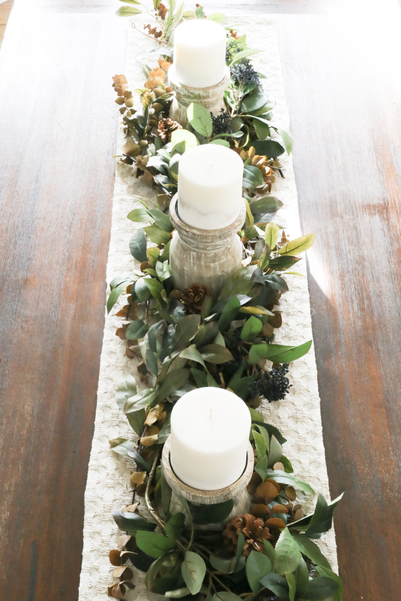 Frosty & Fresh Winter Centerpiece & Table Decor Ideas - The Unlikely ...