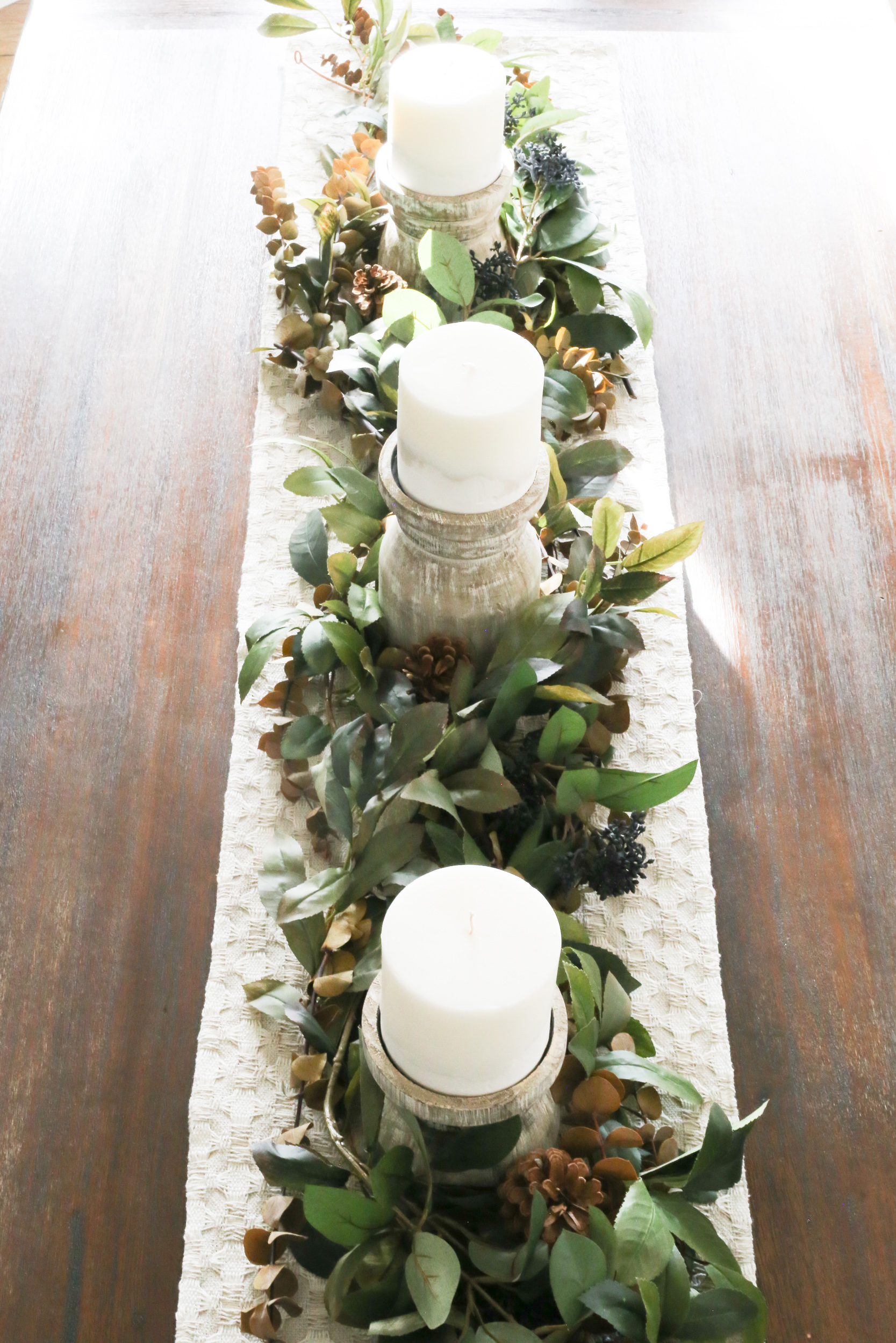 Frosty & Fresh Winter Centerpiece & Table Decor Ideas - The Unlikely ...