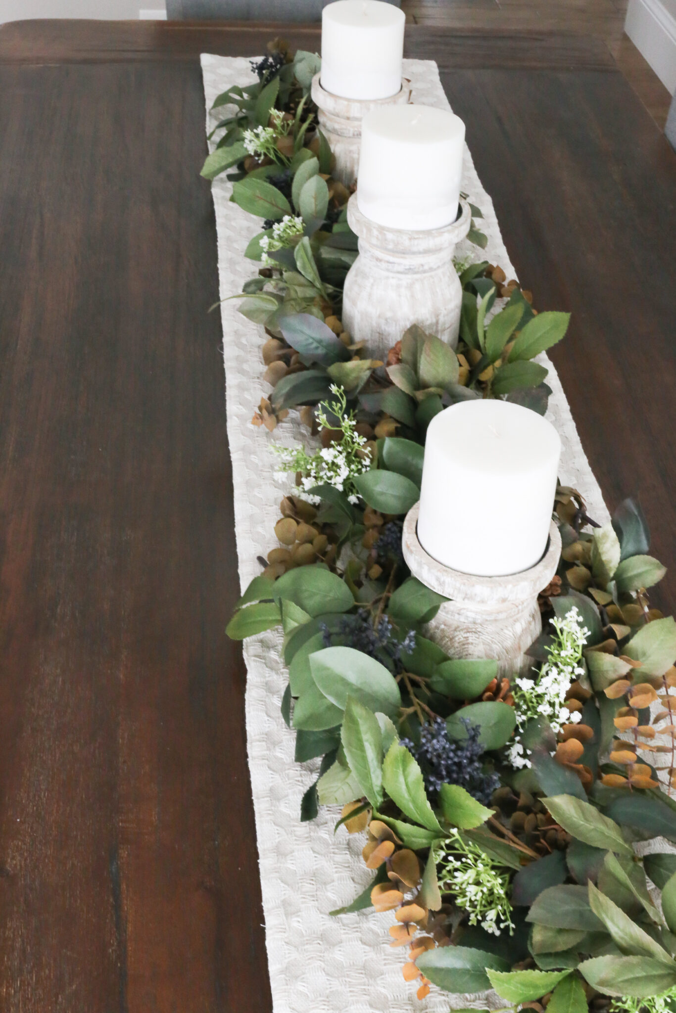 Frosty & Fresh Winter Centerpiece & Table Decor Ideas - The Unlikely ...