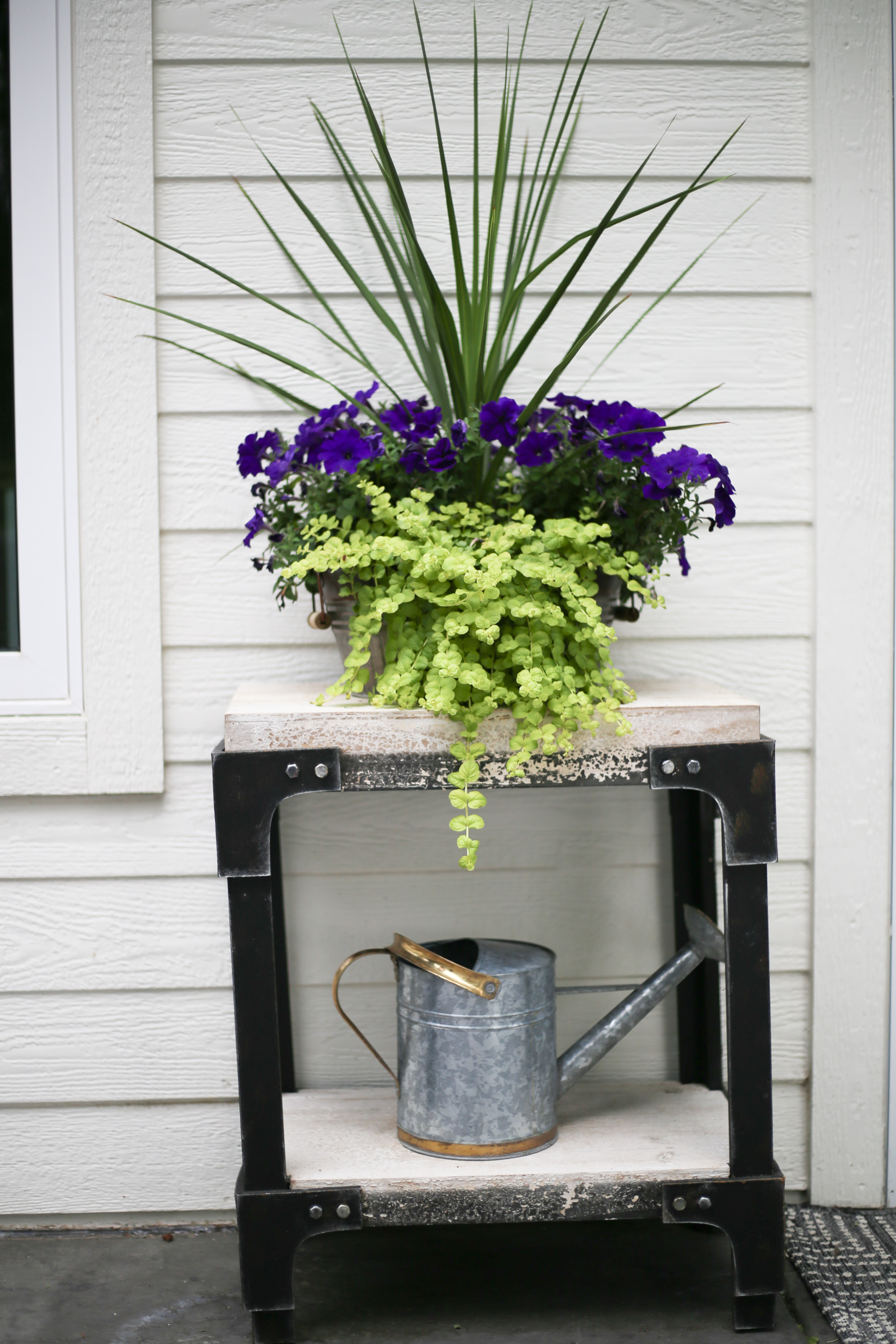 Overflowing Farmhouse Flower Beds and Front Porch Patio Arrangements ...