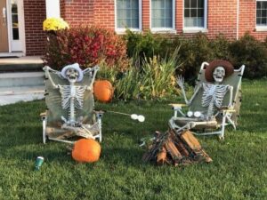 31 Hilarious Halloween Skeletons In Funny Front Yard Poses - The ...
