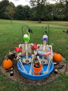 31 Hilarious Halloween Skeletons In Funny Front Yard Poses - The ...