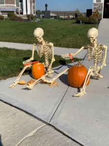 31 Hilarious Halloween Skeletons In Funny Front Yard Poses - The ...