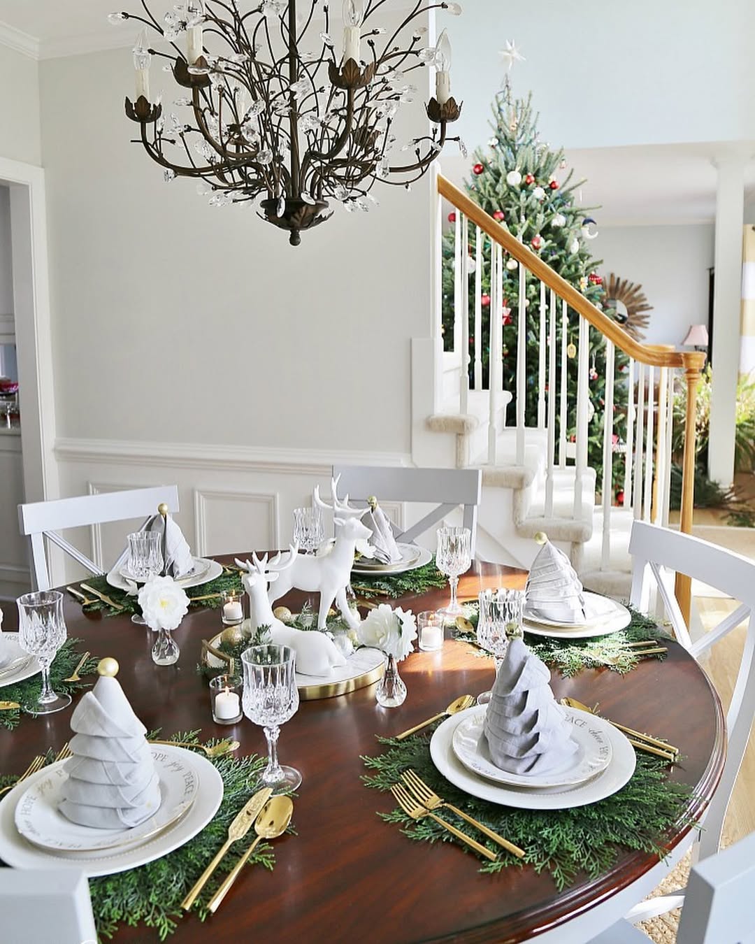 30 Stunning Christmas Table Settings Guests Love To Gathering Around ...
